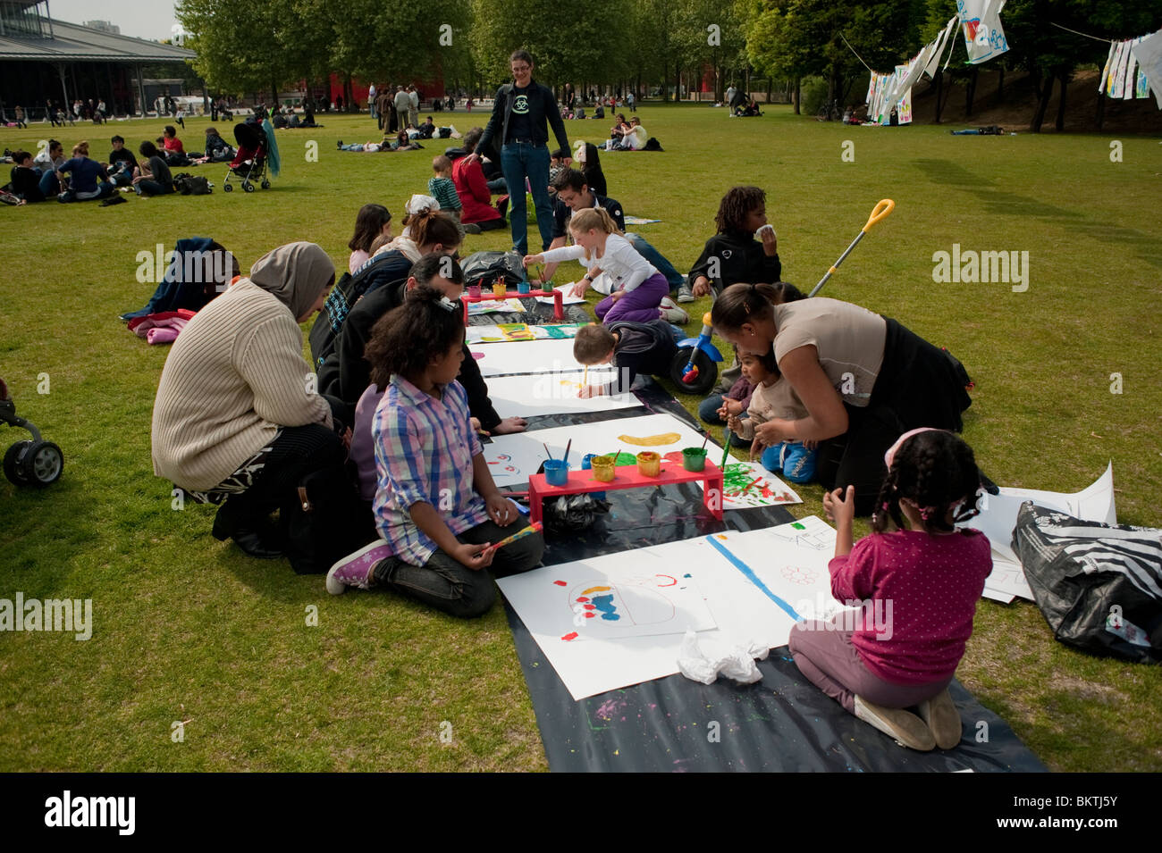 Art festival europe crowd parks painting hi-res stock photography and ...