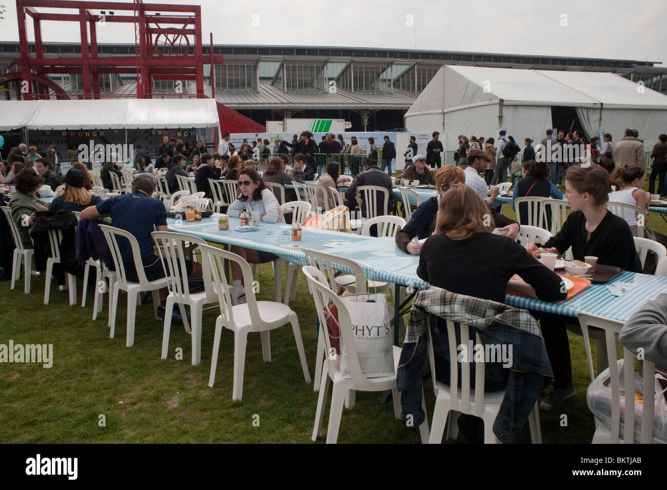 Picnic huge crowd hi-res stock photography and images - Alamy