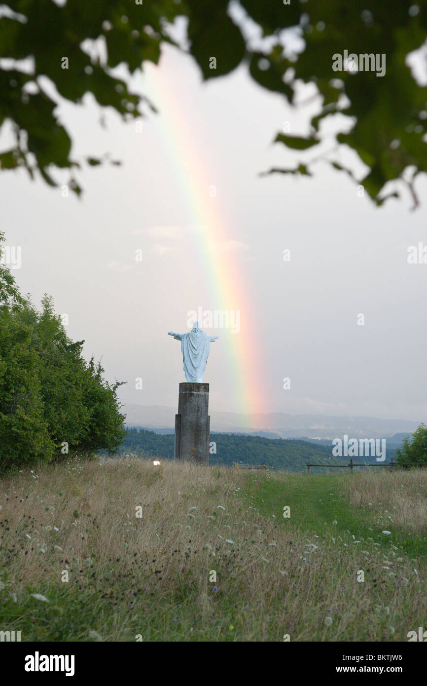 Christus standbeeld op top van heuvel met uitzicht over landschap met ...