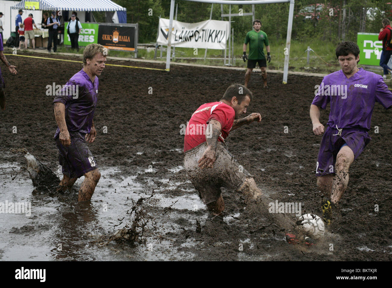 SWAMP SOCCER, WORLD FINAL, 2008: FC Lomalyly and FC Sputnik in the ...