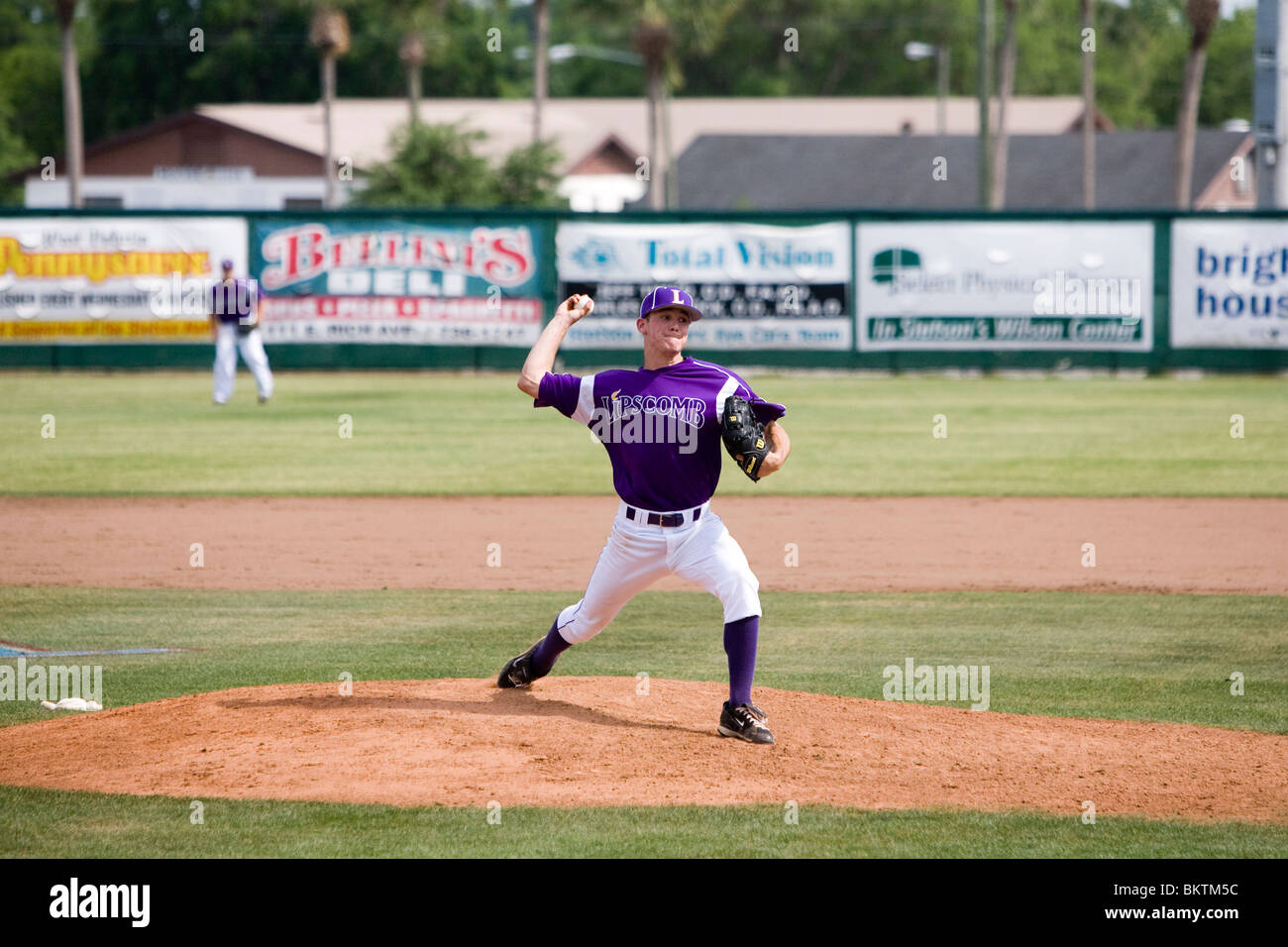 Baseball pitcher throwing to home plate Stock Photo - Alamy