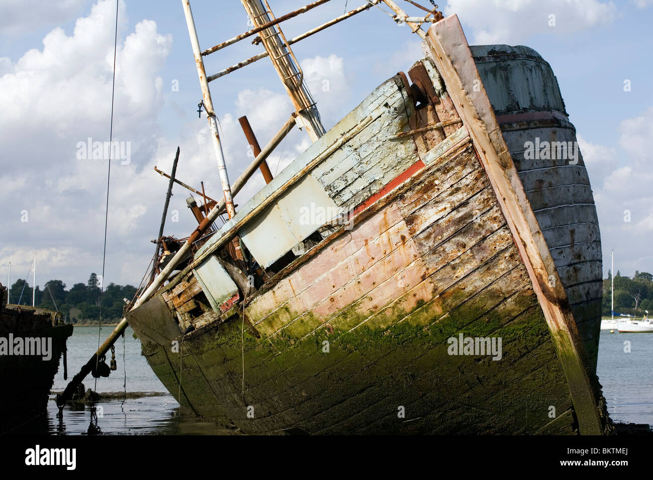 Rotting boats on the mud flats at Pin Mill on the River Orwell Stock ...
