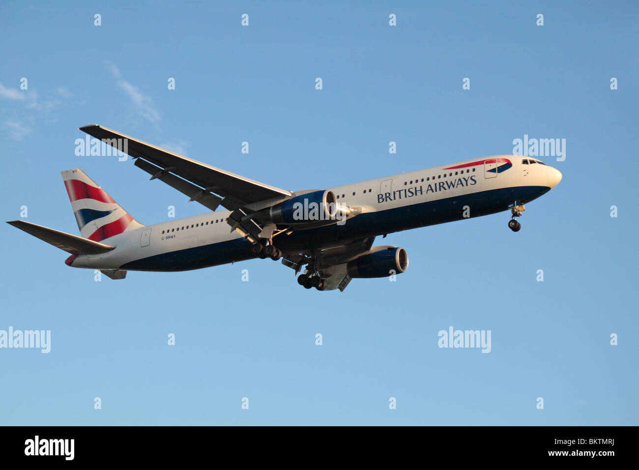Boeing 767 landing hi-res stock photography and images - Alamy