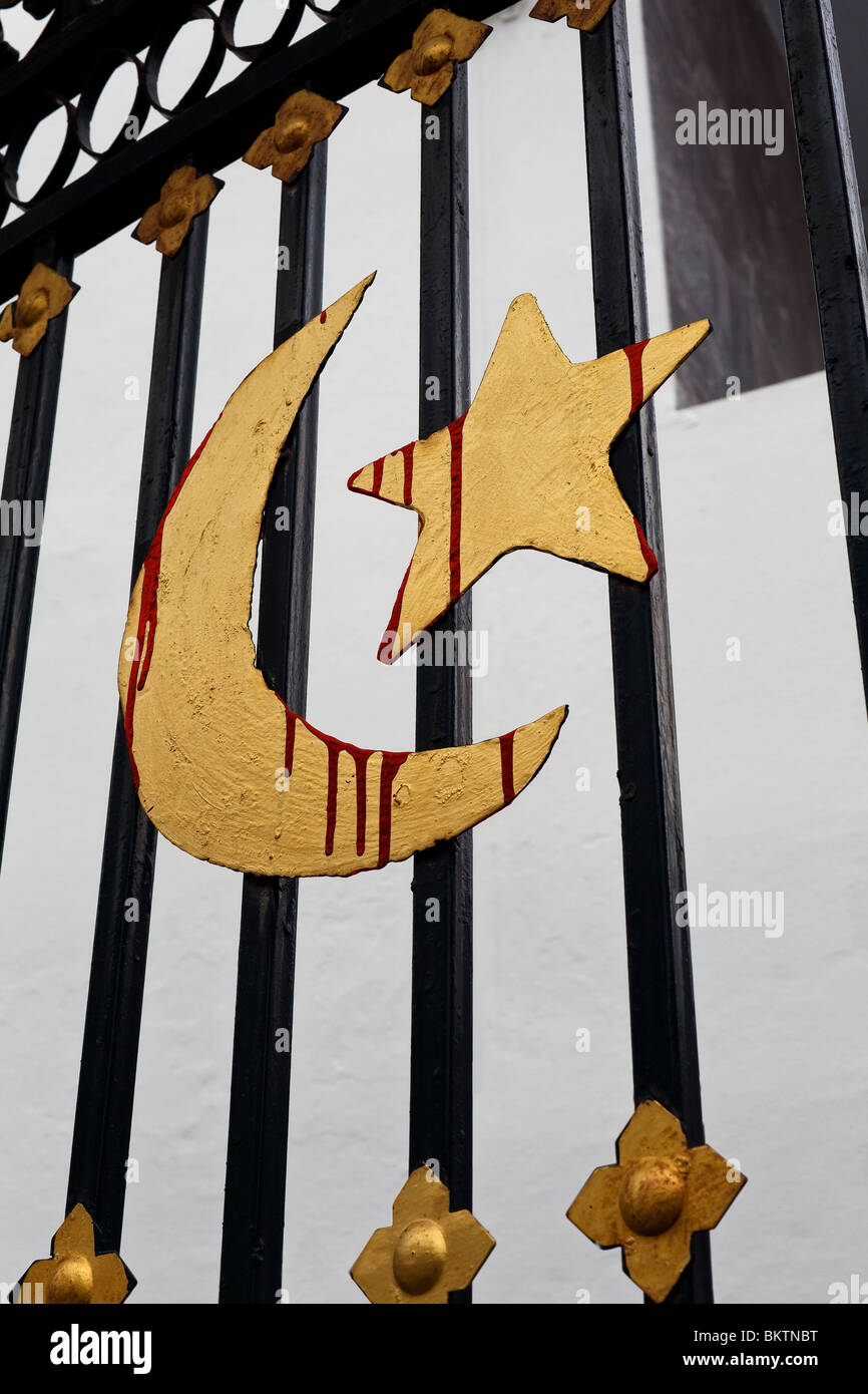 Islam symbol/emblem on the gate of a mosque Stock Photo - Alamy