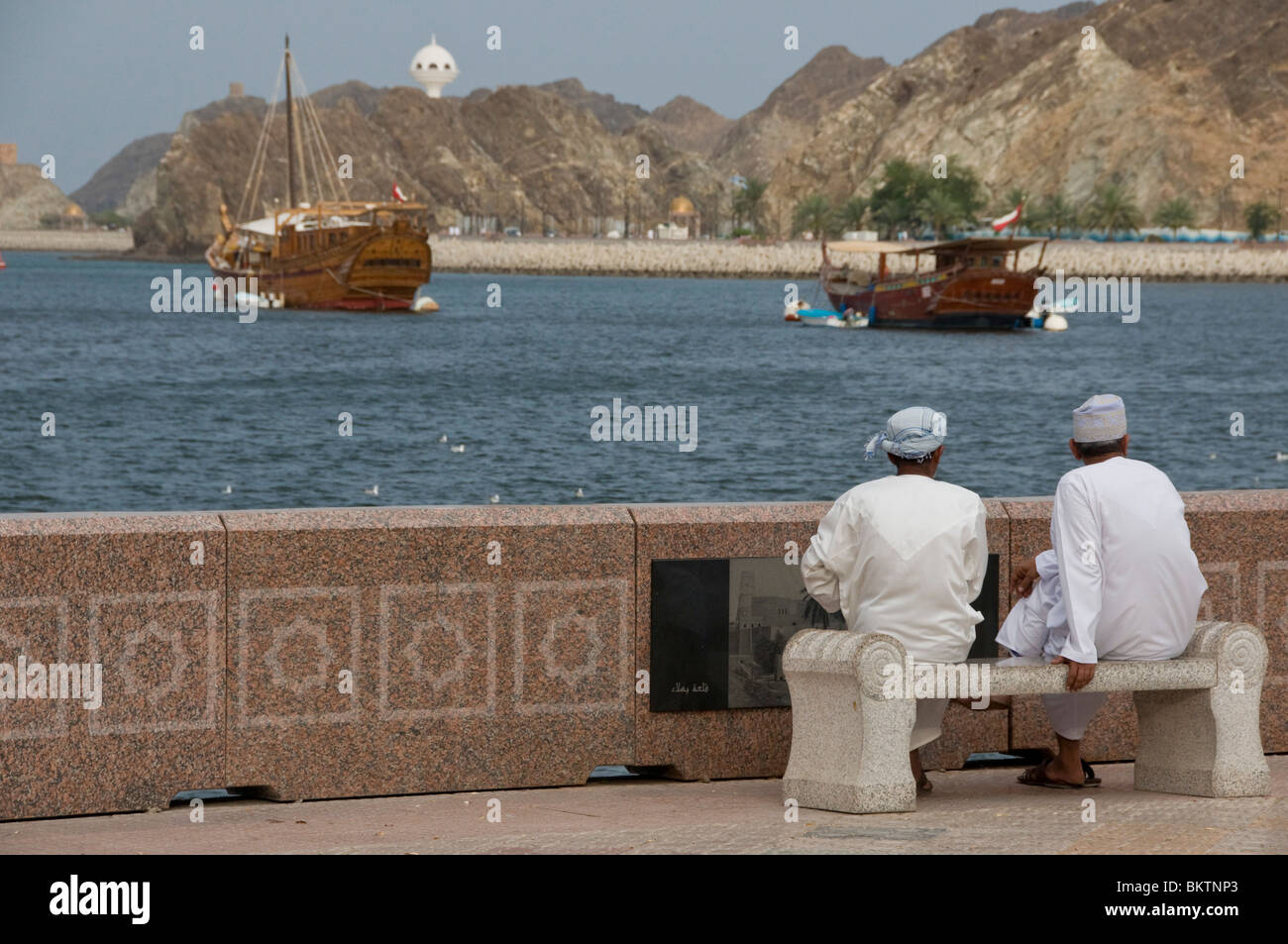 Omani men sitting hi-res stock photography and images - Alamy