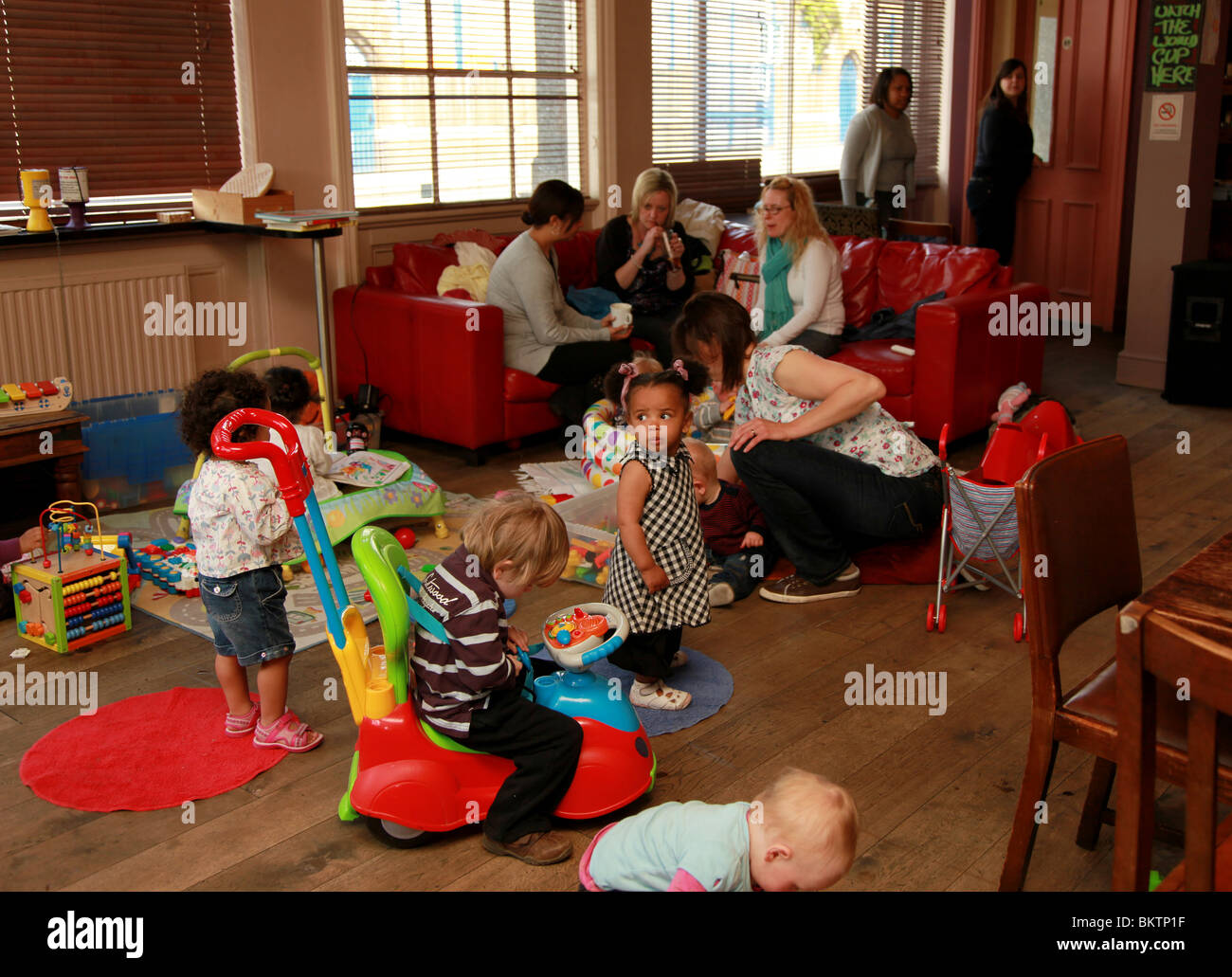 Group of mums at school hi-res stock photography and images - Alamy
