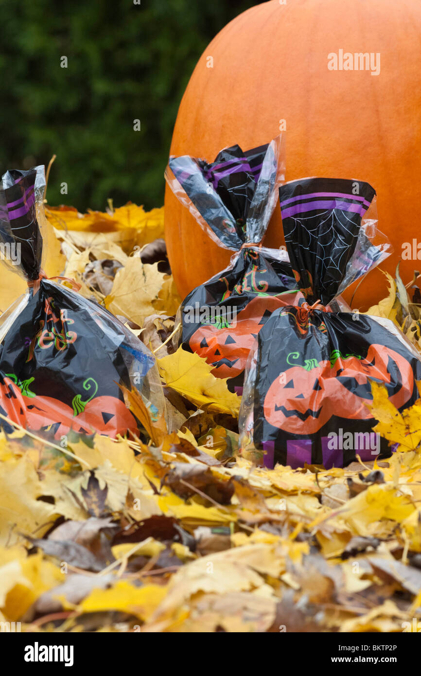 Kids trick or treating candy bowl hi-res stock photography and images ...