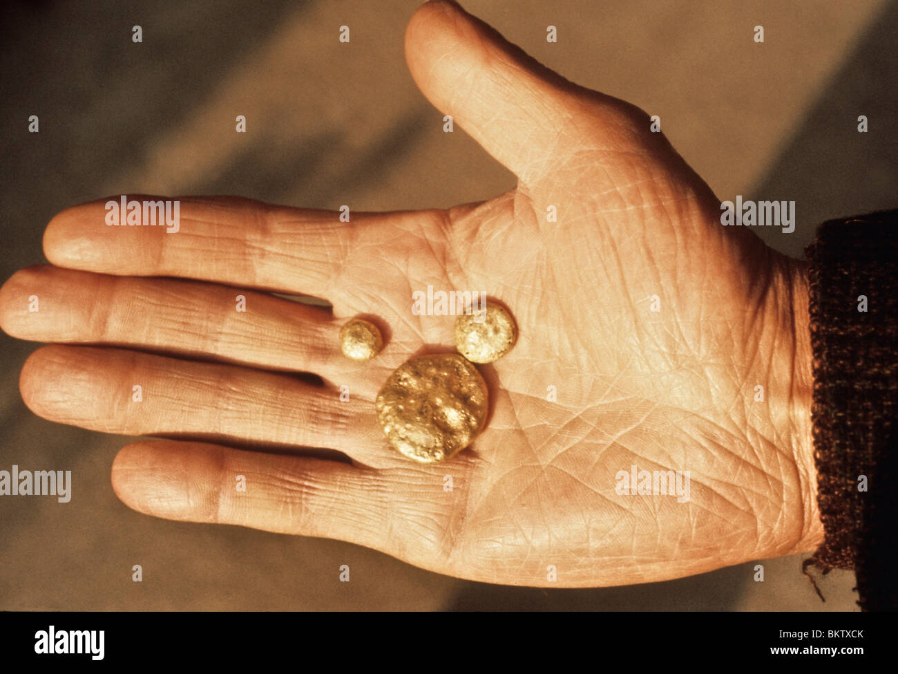 Gold nuggets hand hi-res stock photography and images - Alamy
