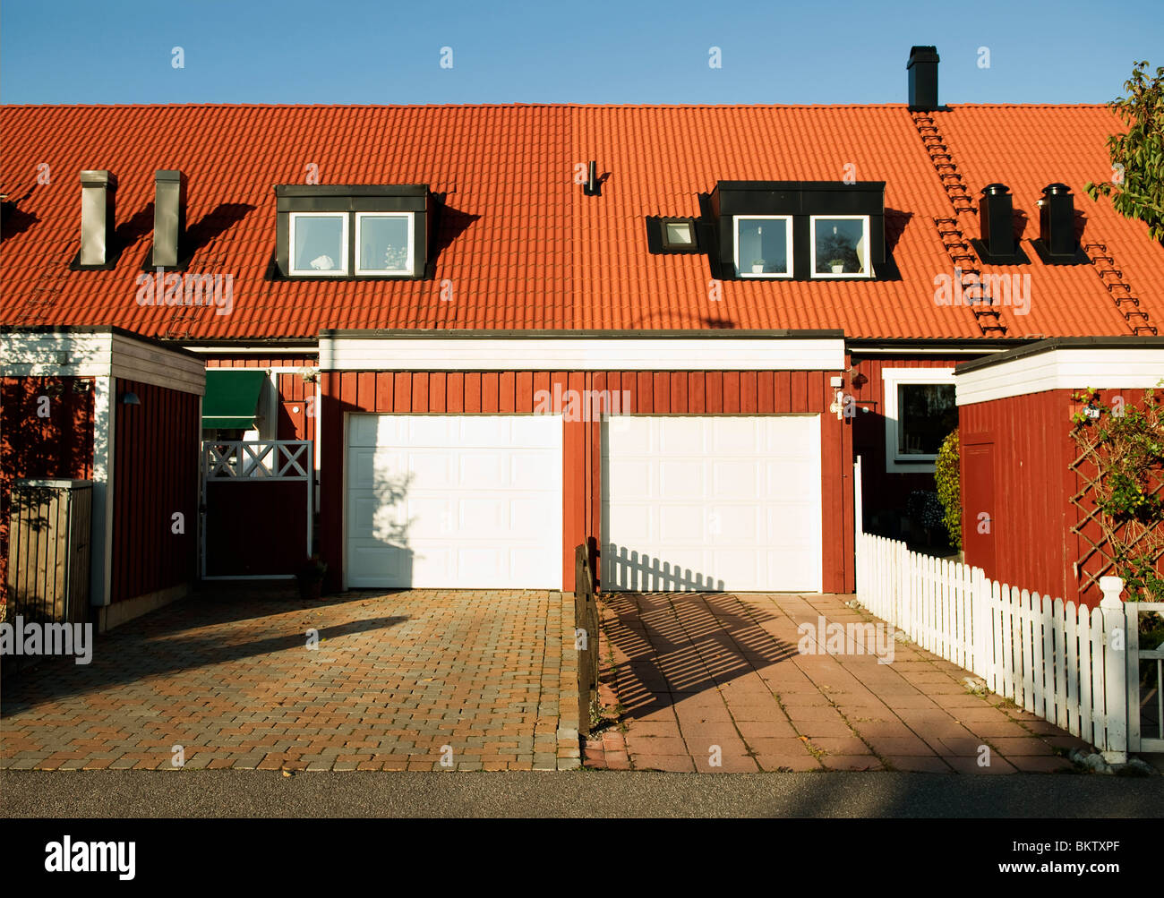 House with garage hi-res stock photography and images - Alamy