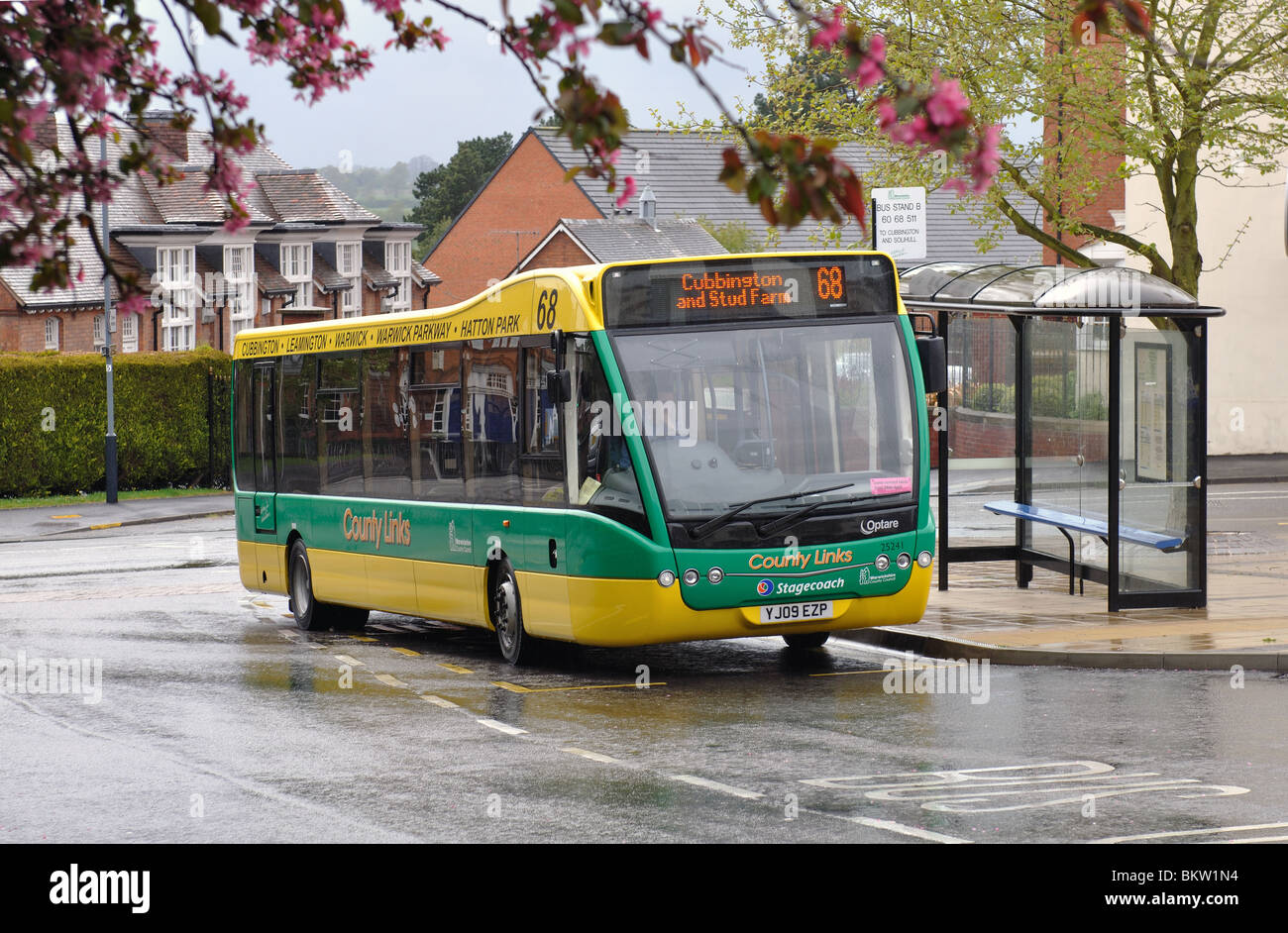 Wet bus stop hi-res stock photography and images - Alamy
