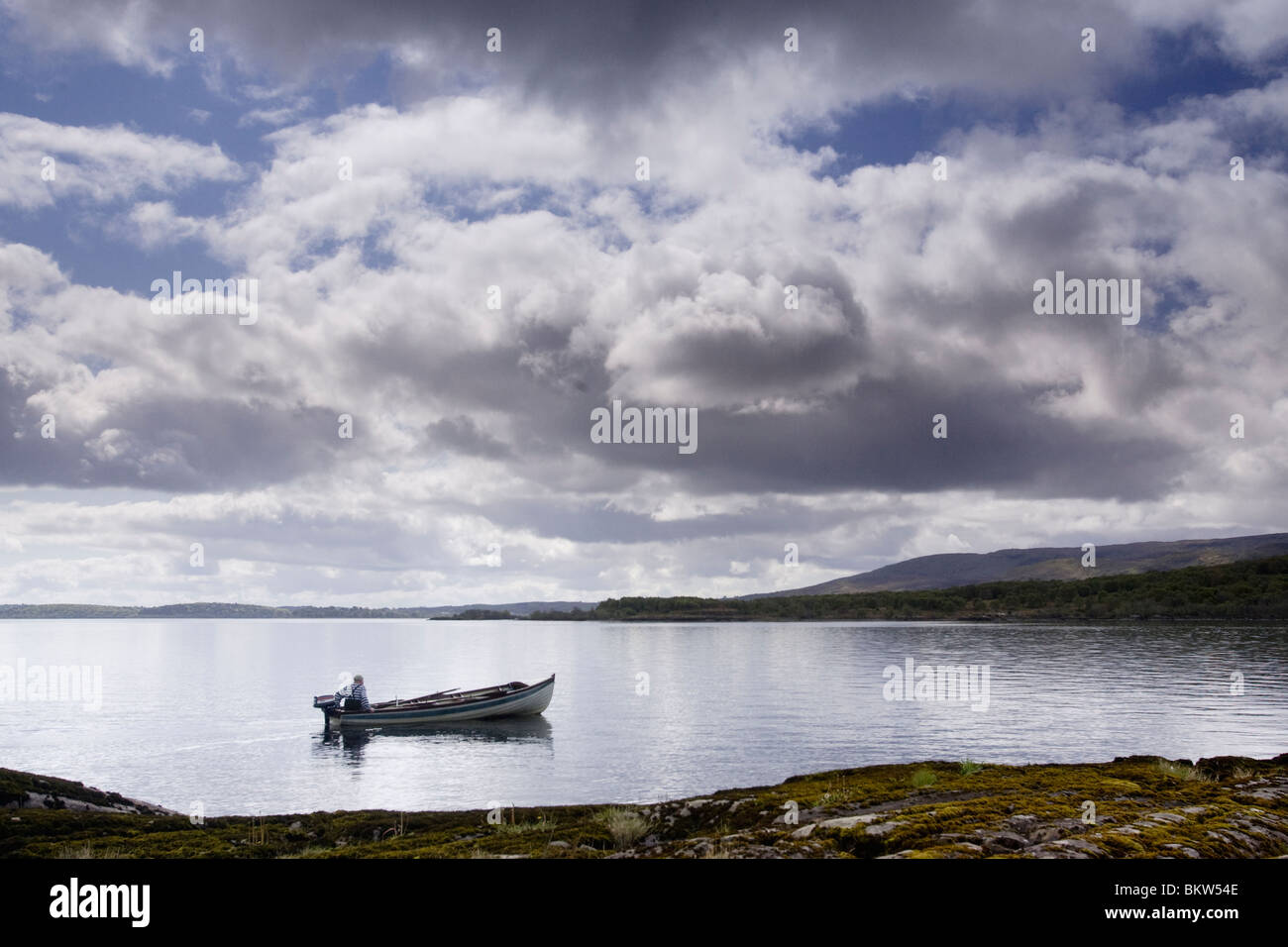 Vissersboot in het meer lough mask hi-res stock photography and images ...
