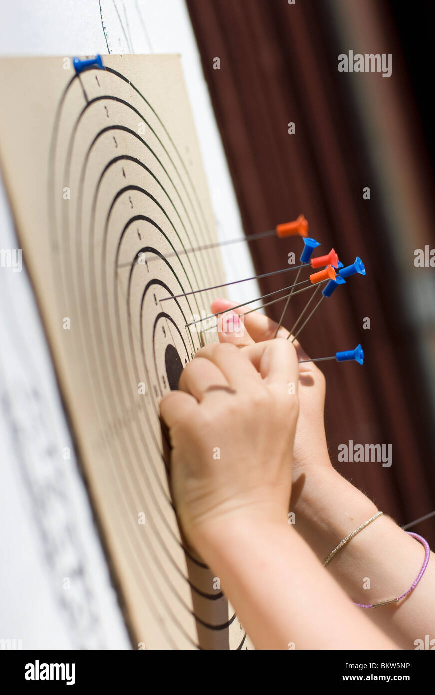 Target with arrows hi-res stock photography and images - Alamy