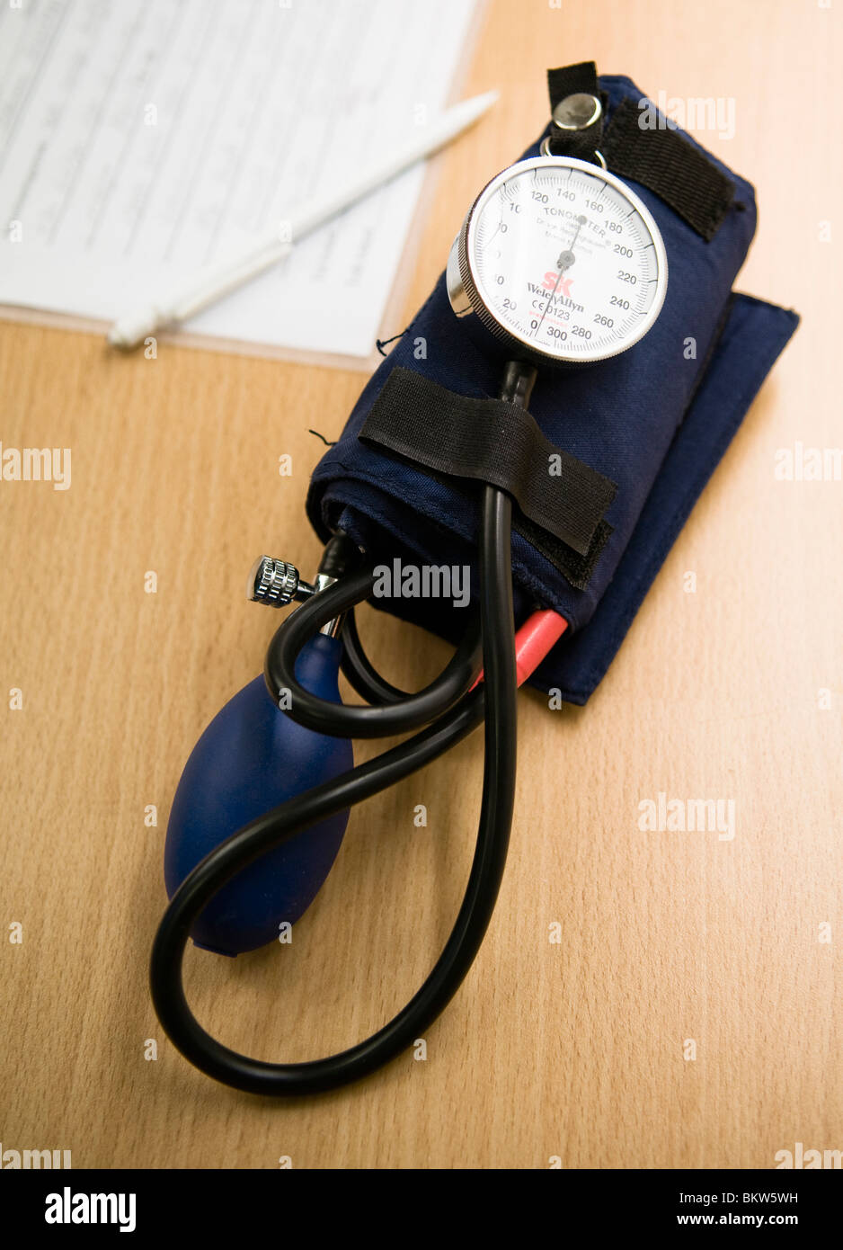 Sphygmomanometer hospital hi-res stock photography and images - Alamy