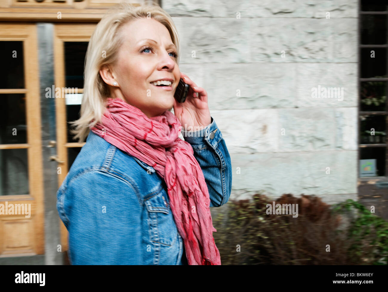 Woman outside talking in phone Stock Photo - Alamy