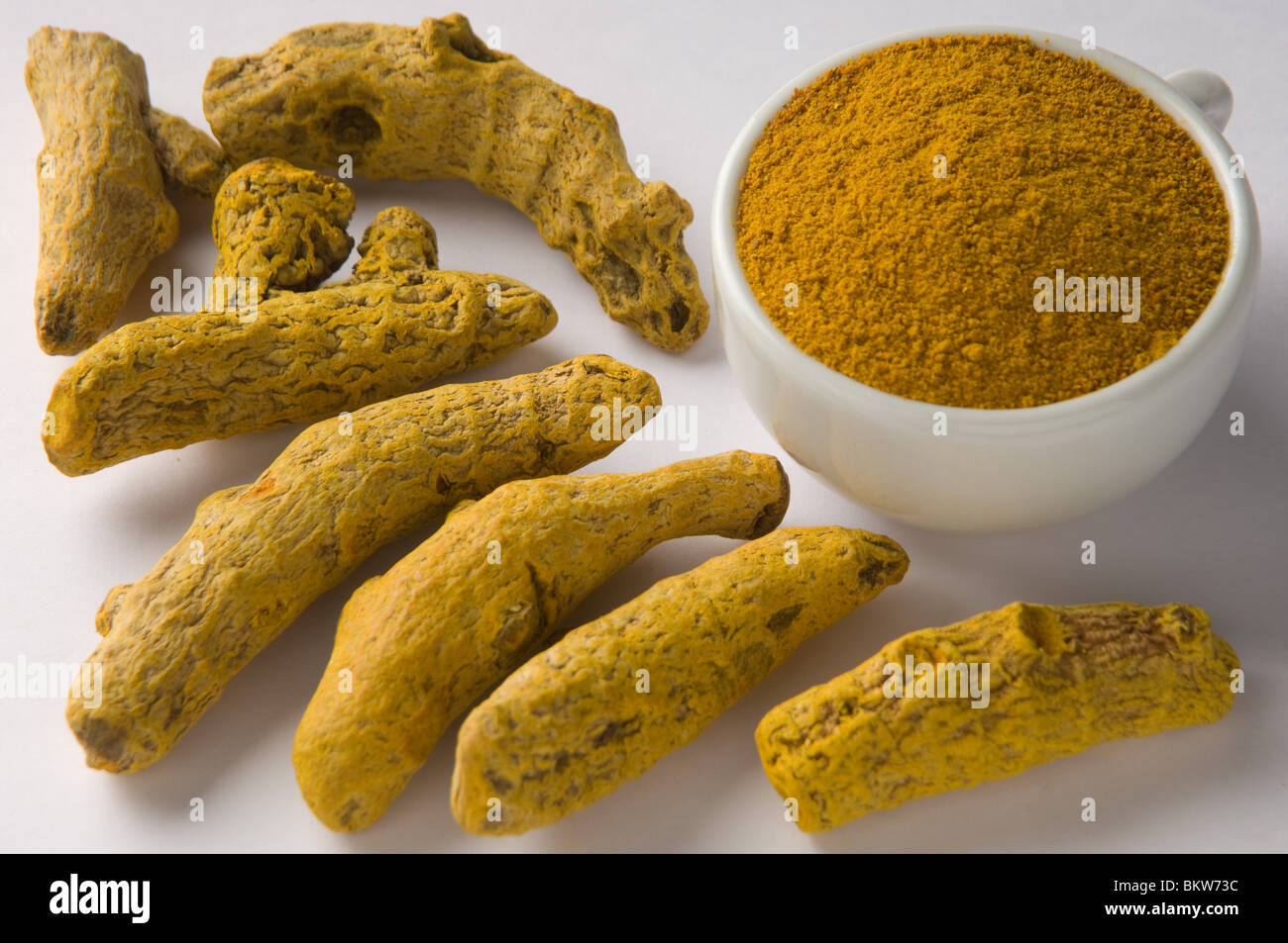 Turmeric roots and powder Stock Photo - Alamy