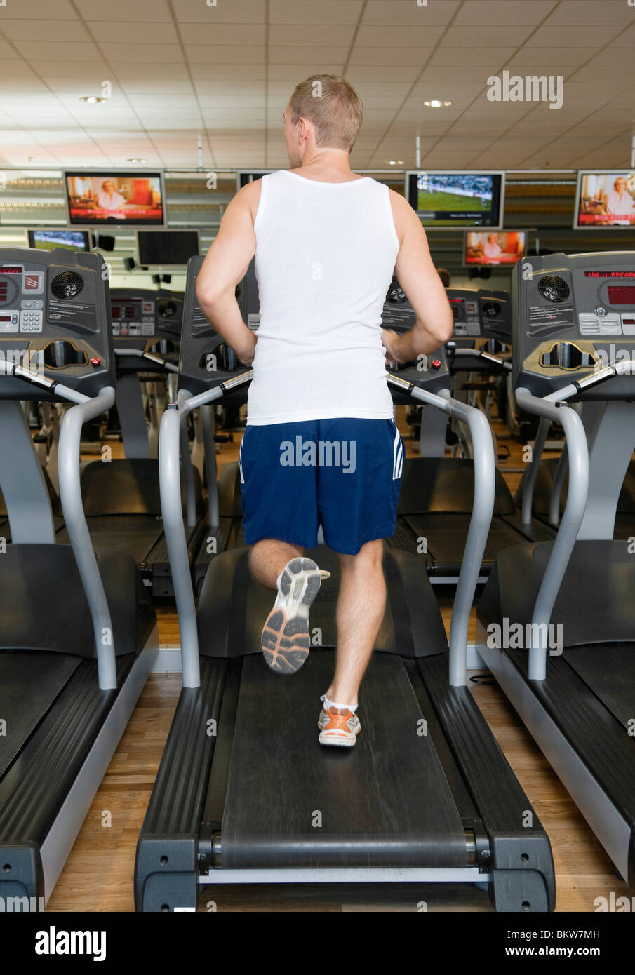 Guy running on treadmill hi-res stock photography and images - Alamy