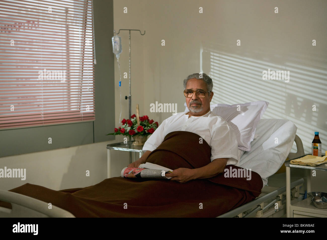 Old man patient in hospital bed Stock Photo - Alamy