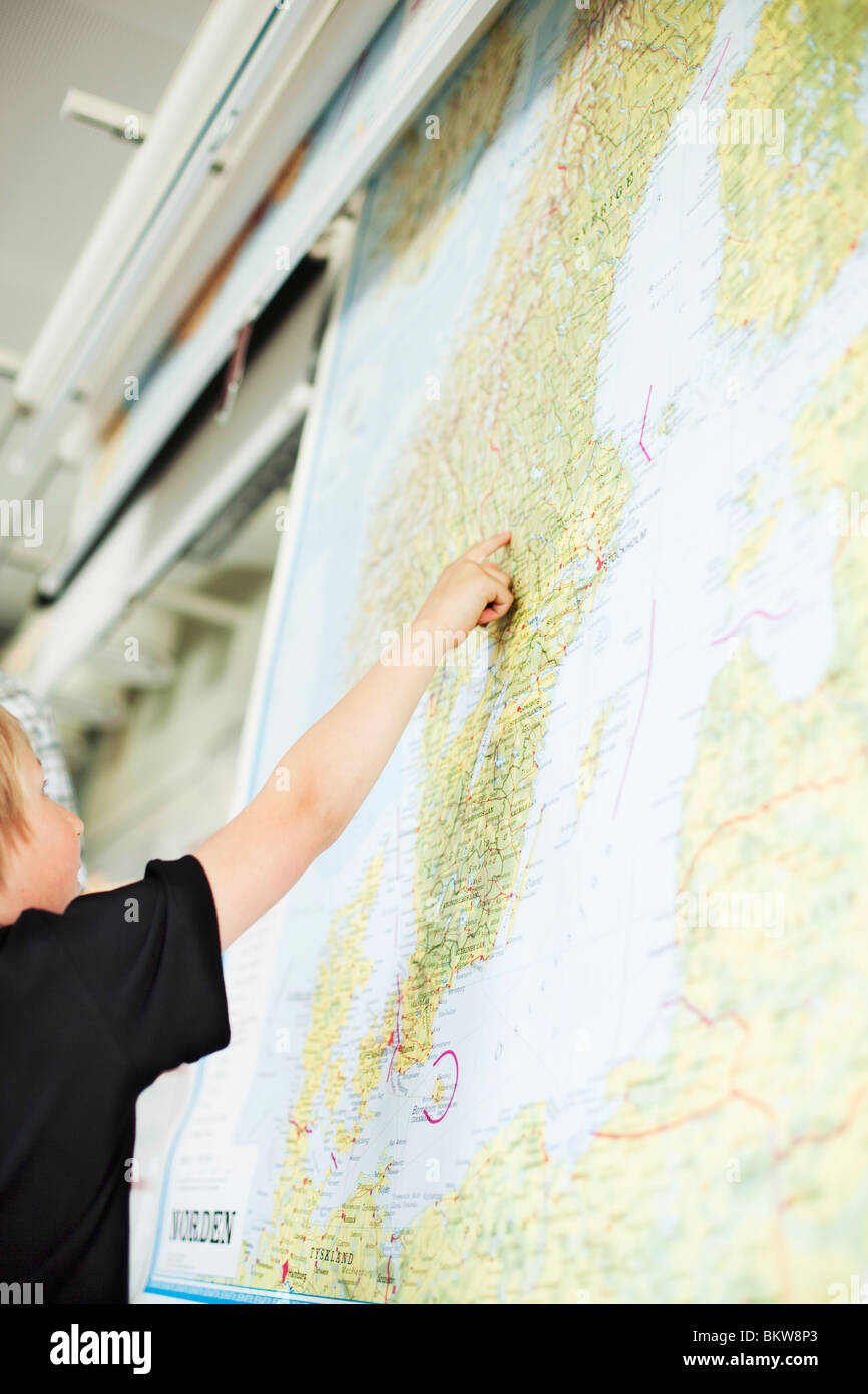 Pointing at map class hi-res stock photography and images - Alamy