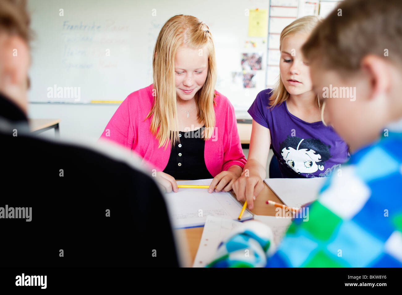 Students working together middle school hi-res stock photography and ...