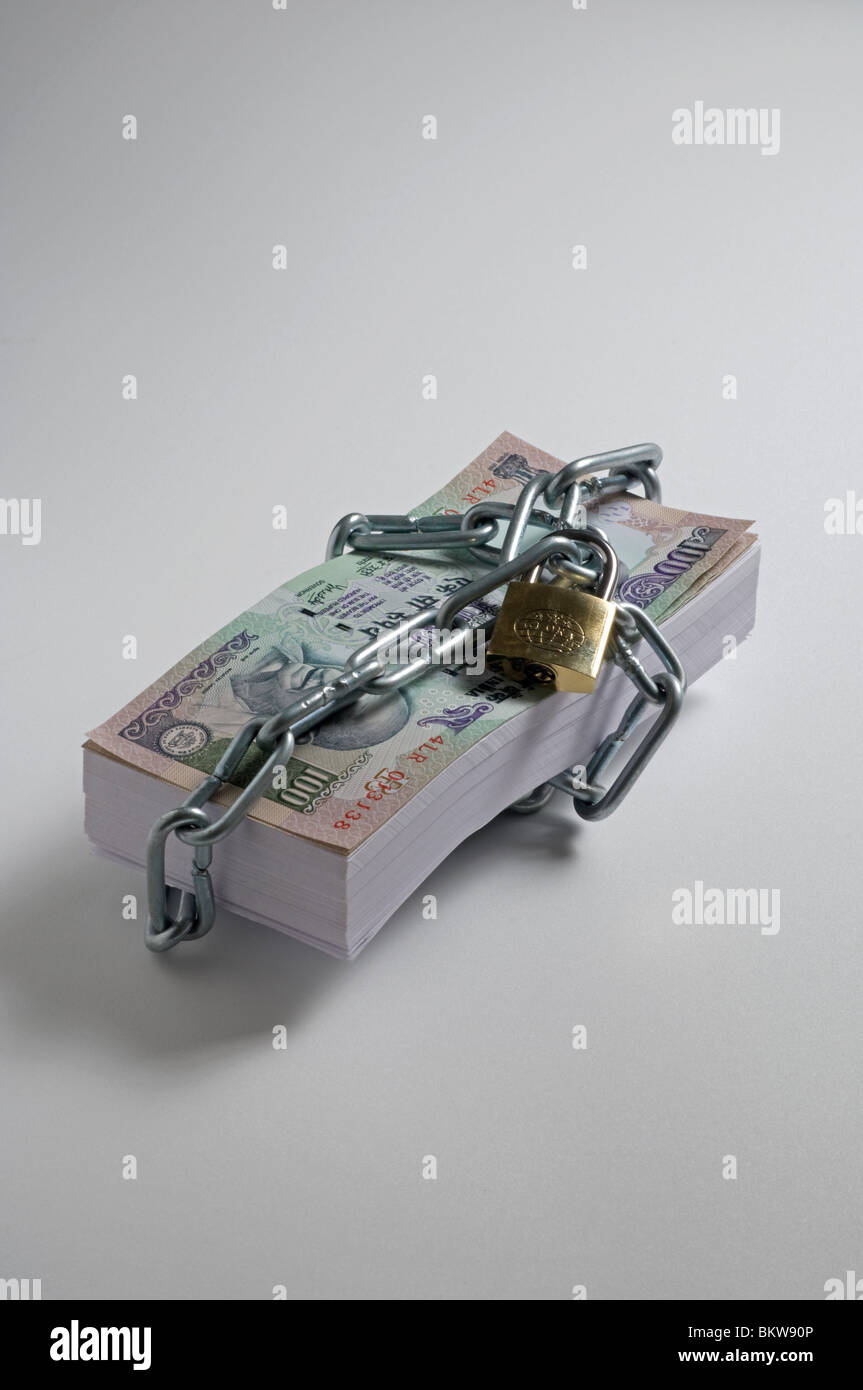 Bundle of Indian rupee bank notes chained and locked Stock Photo - Alamy