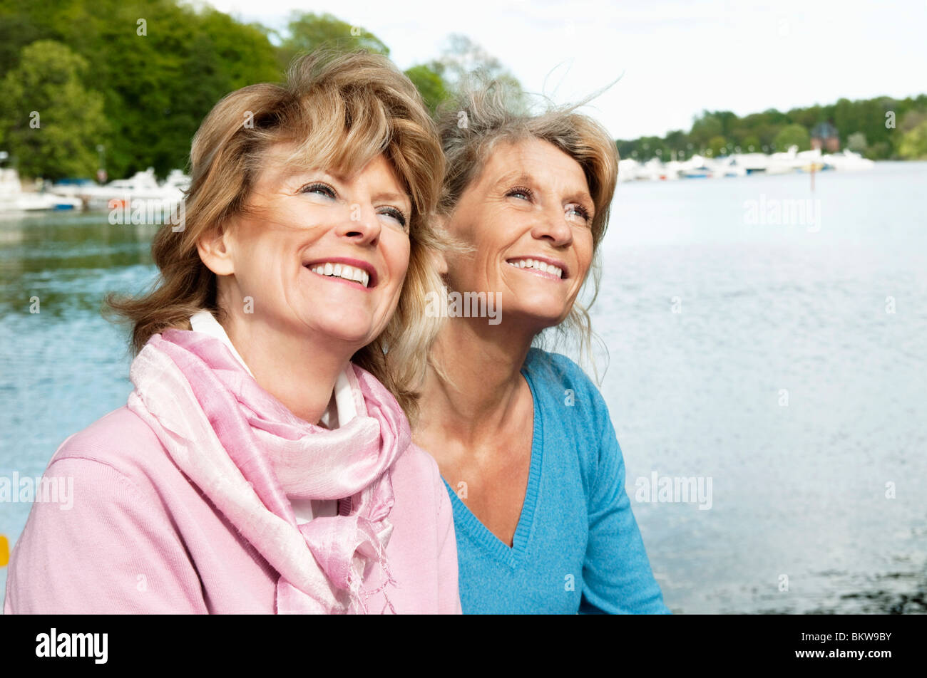 Two friends looking up at the sky Stock Photo - Alamy