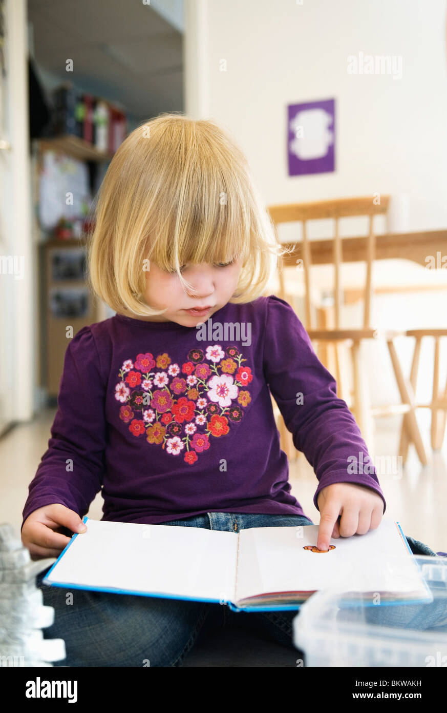 Girl reading book Stock Photo - Alamy