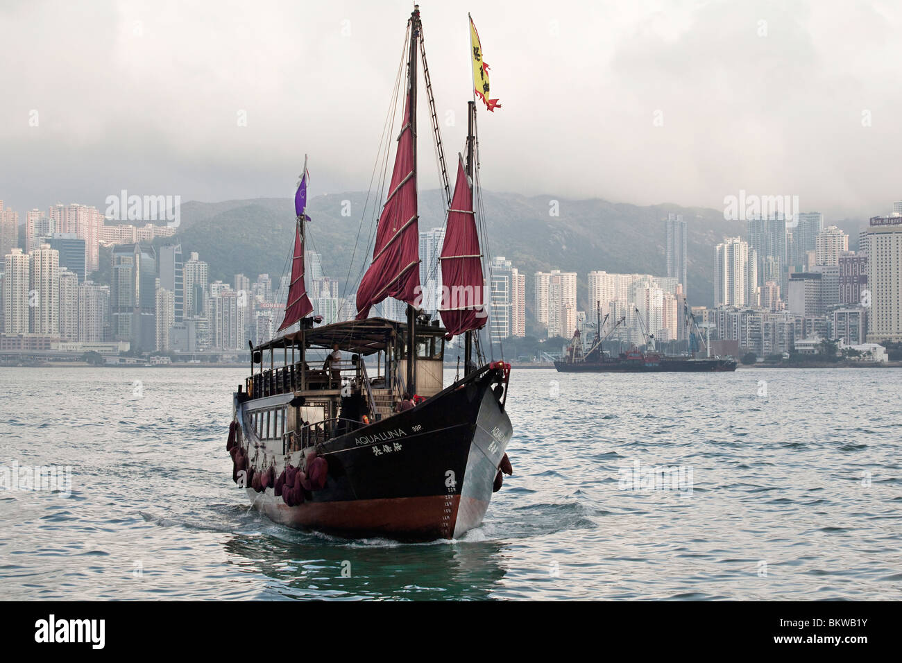A traditional Chinese junk sailing in Hong Kong Harbour Stock Photo - Alamy