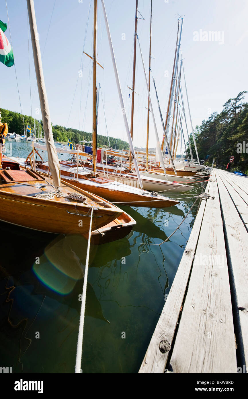 Boats tied to tree hi-res stock photography and images - Alamy
