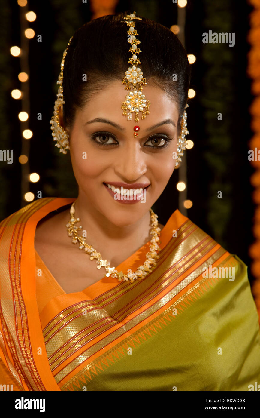 Indian woman wearing saree Stock Photo - Alamy