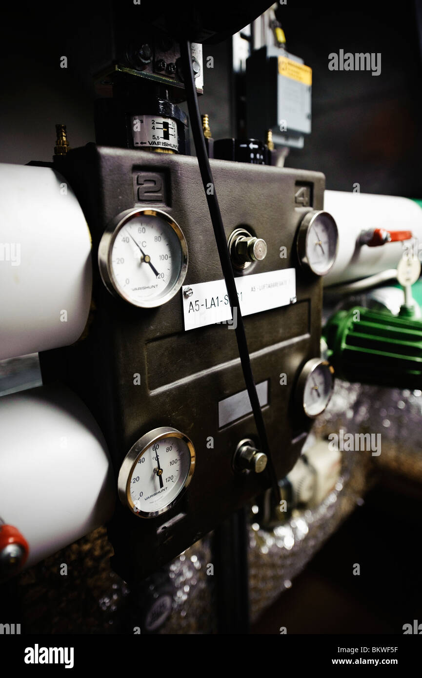 Pressure gauge on pipe hi-res stock photography and images - Alamy