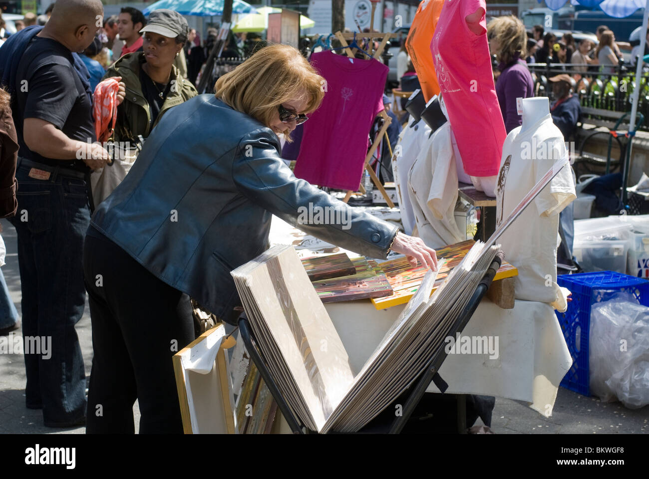 Artists sell their wares in Union Square in New York Stock Photo - Alamy