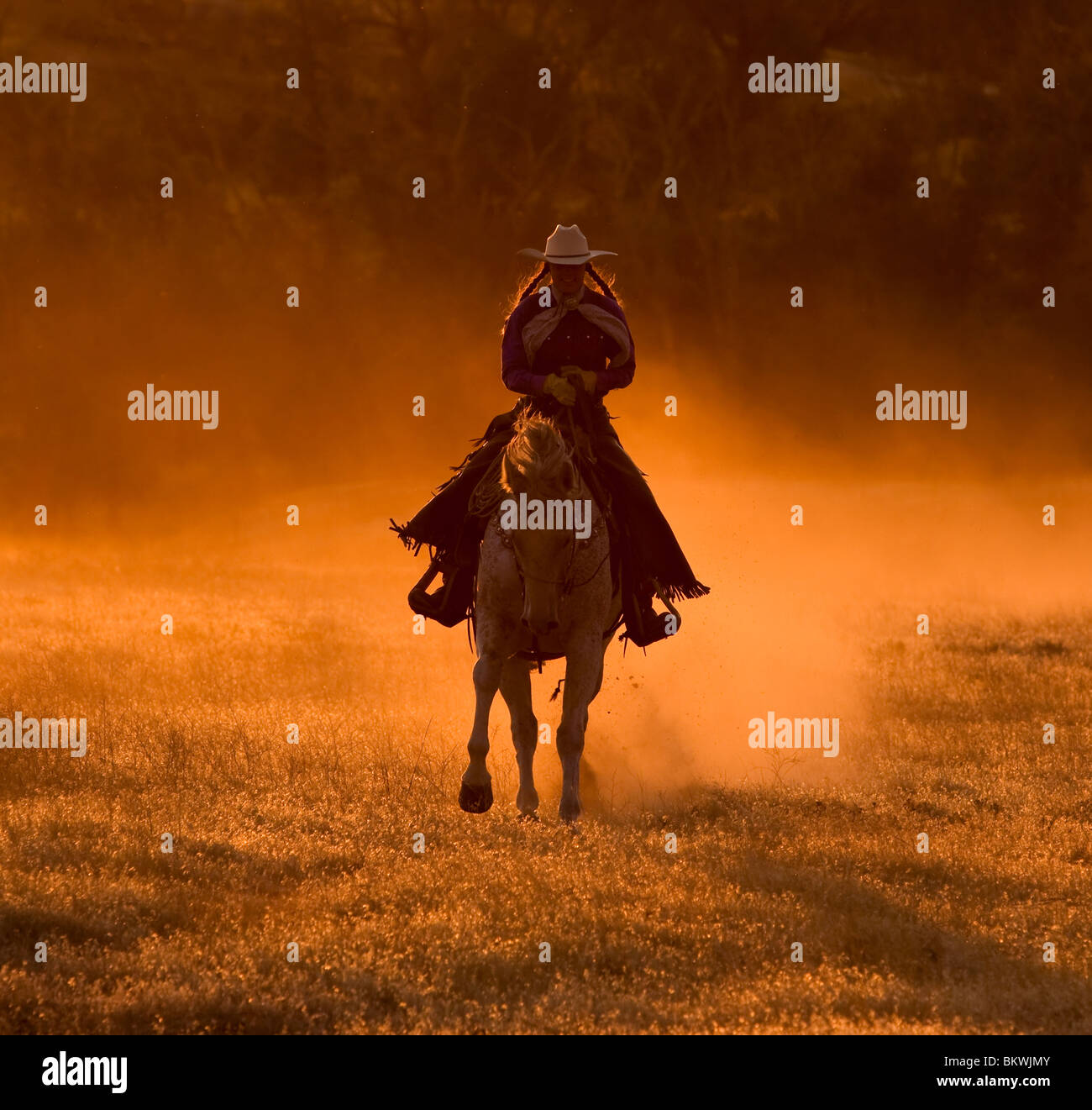 Cowgirl riding the range hi-res stock photography and images - Alamy
