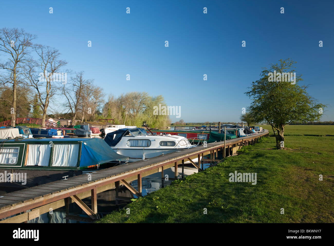 River Thames at Bossom's Boatyard in Port Meadow, Oxford, Uk Stock ...