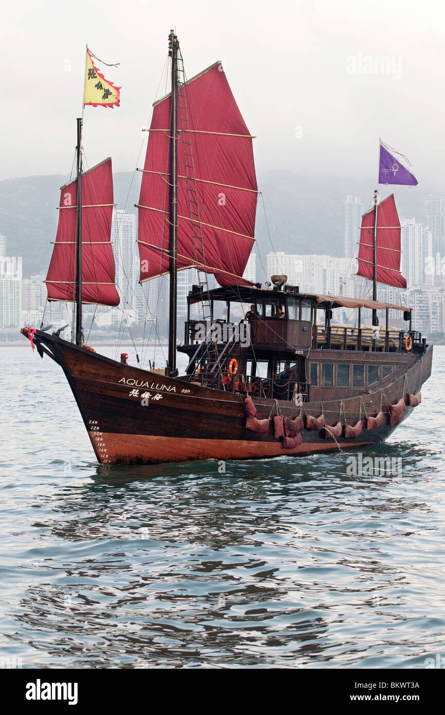 A traditional Chinese junk sailing in Hong Kong Harbour Stock Photo - Alamy