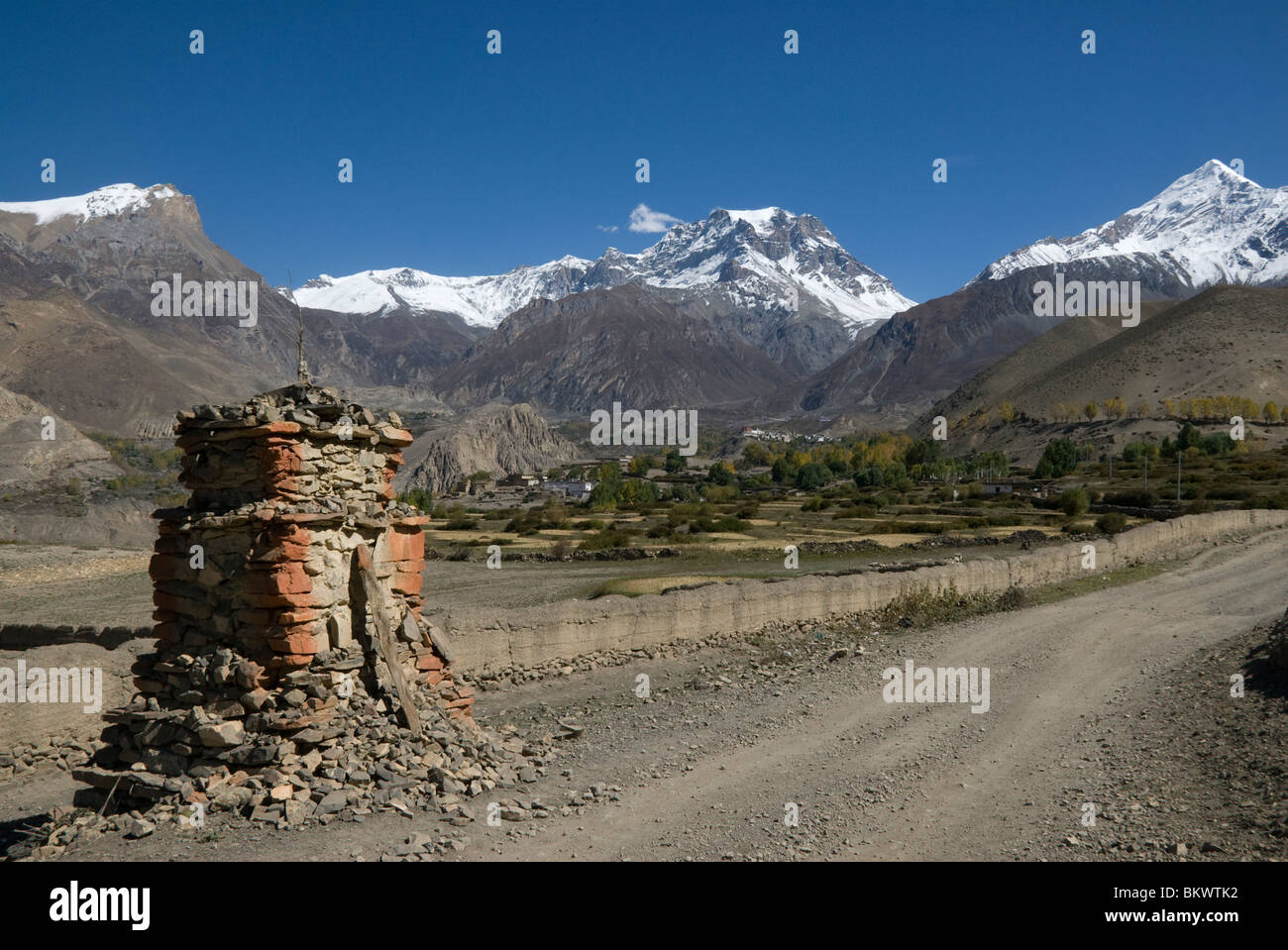 Stupa beside road, Khingar, near Muktinath, Annapurna Circuit, Mustang ...