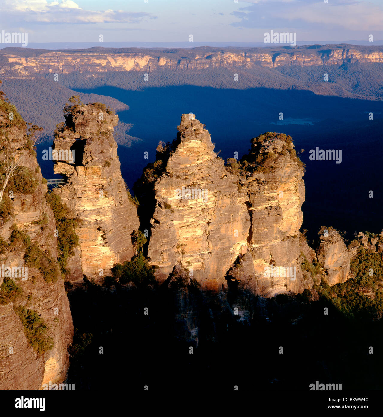 Early morning view of the Three Sisters from Govetts Leap Lookout, Blue ...