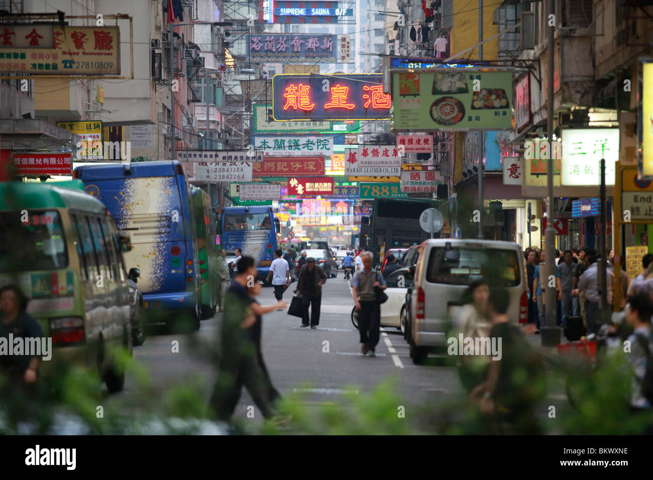Neon light street scene hong kong hi-res stock photography and images ...
