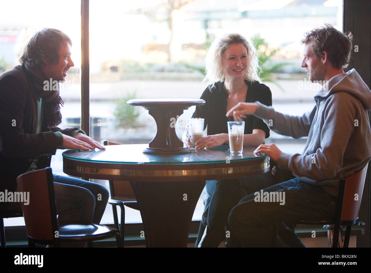 Group discussion cafe hi-res stock photography and images - Alamy