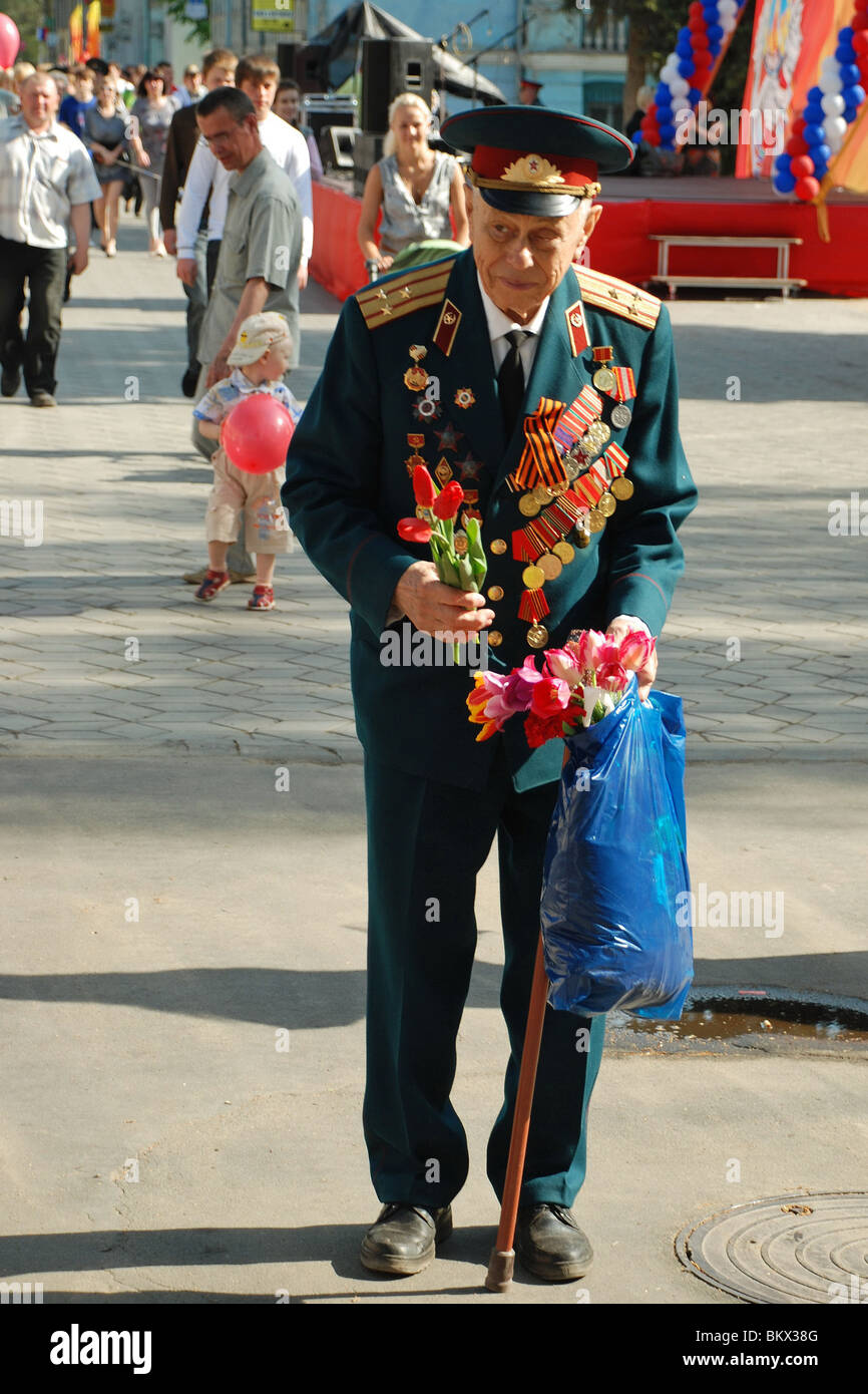world war 2 veteran colonel with many awards IN 65th anniversary of end ...