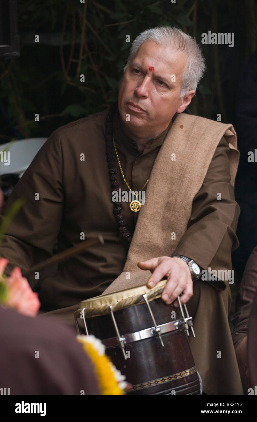 Hindu monks chanting hi-res stock photography and images - Alamy