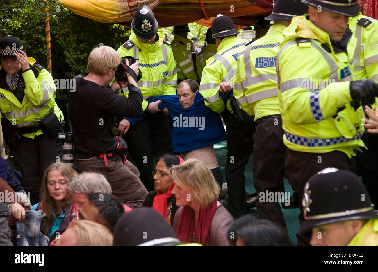 Police officers remove protesters hi-res stock photography and images ...