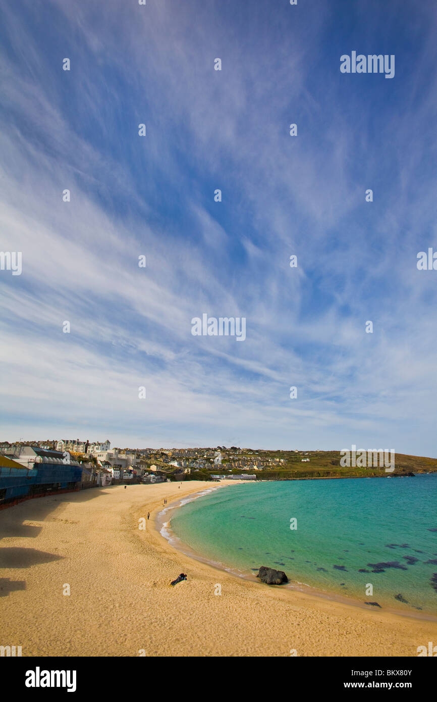 Blue flag beach cornwall hi-res stock photography and images - Alamy