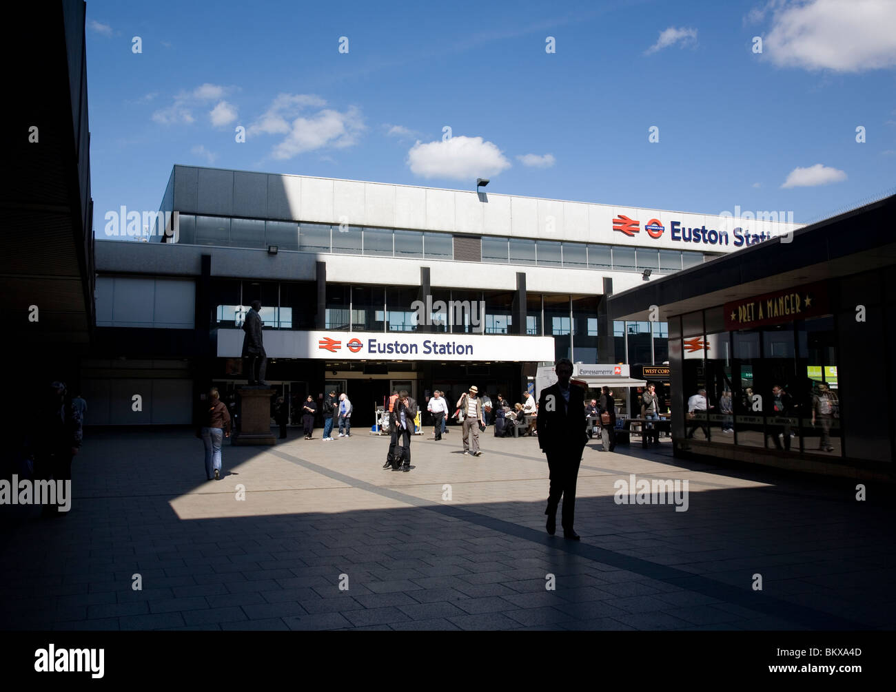 Busy euston station hi-res stock photography and images - Alamy