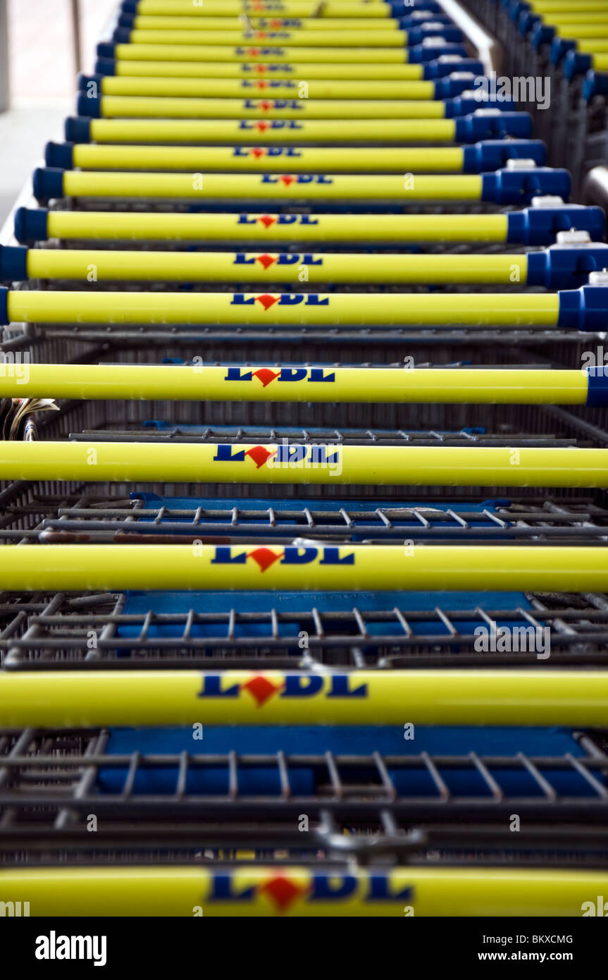Lidl supermarket trolley hi-res stock photography and images - Alamy