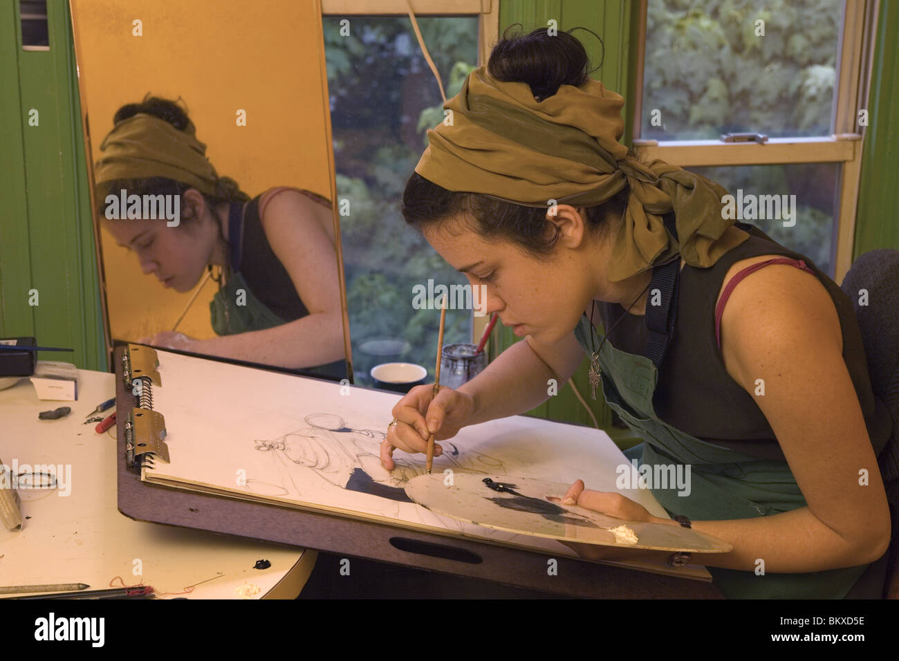 Young artist working in her studio Stock Photo - Alamy