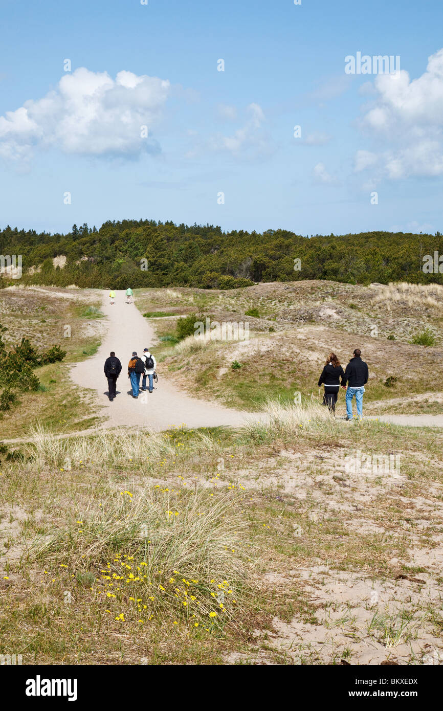 Women men among walkway hi-res stock photography and images - Alamy