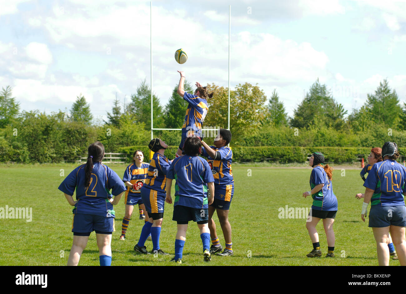 Women rugby union line out hi-res stock photography and images - Alamy