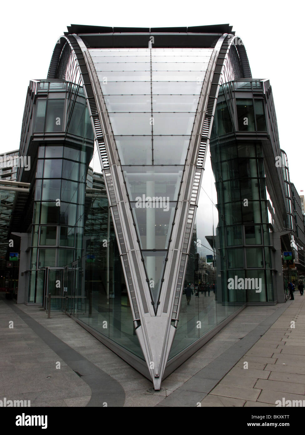 Modern building curved corner hi-res stock photography and images - Alamy