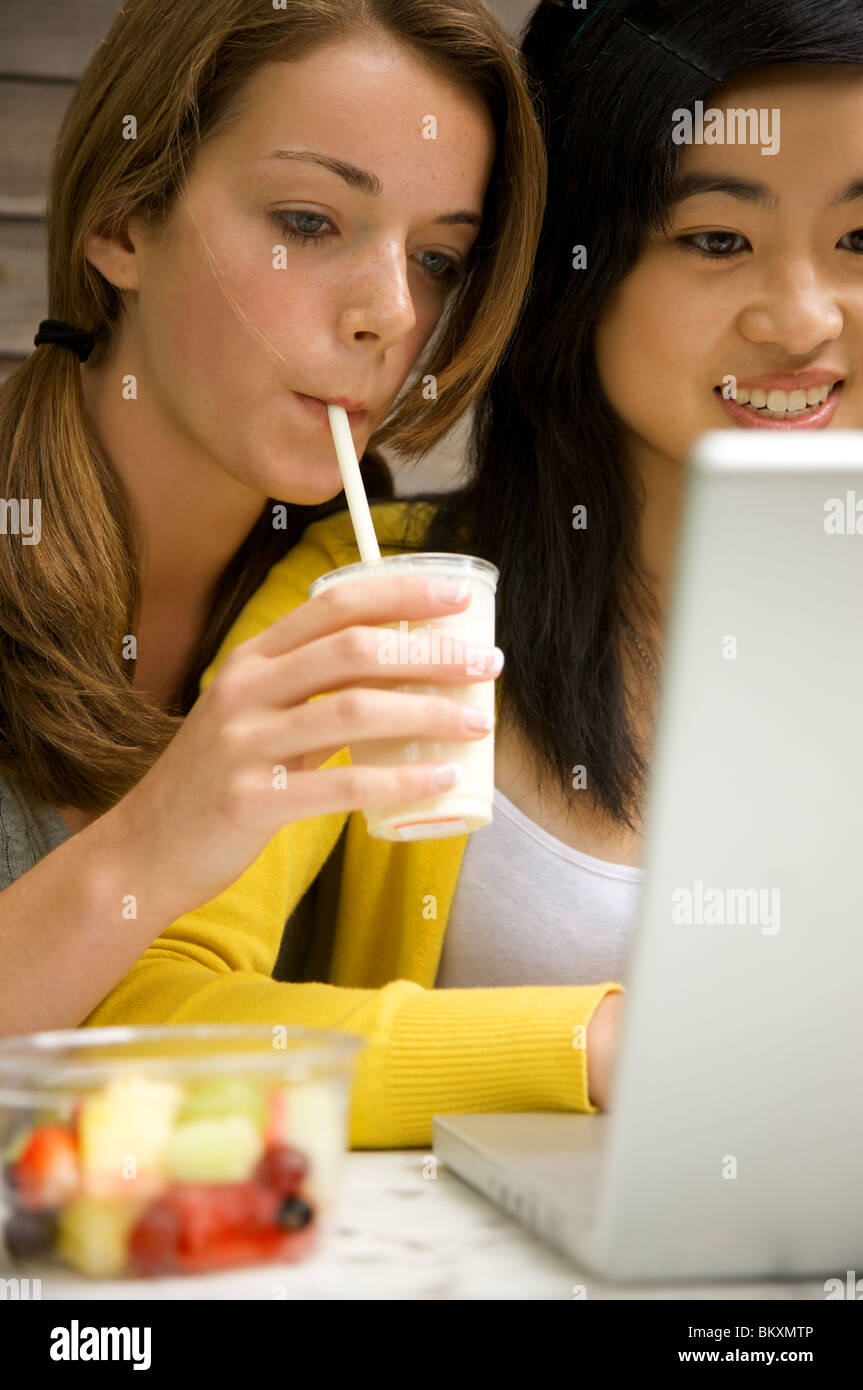 Teenaged girl looking laptop hi-res stock photography and images - Alamy