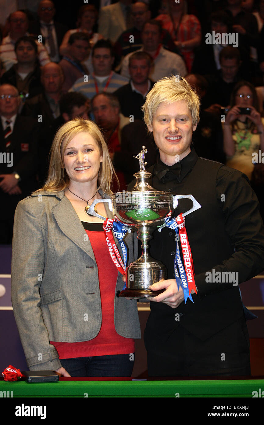 NEIL ROBERTSON & MUM ALISON WORLD SNOOKER CHAMPION THE CRUCIBLE ...
